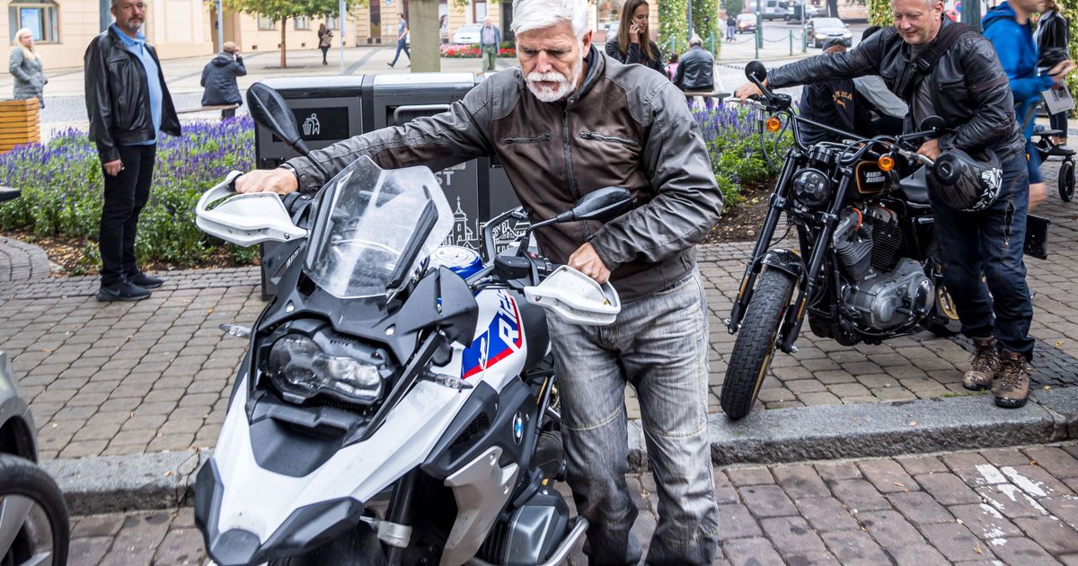 Tschechiens Präsident Pavel fährt ohne Helm Motorrad | Kölner Stadt ...