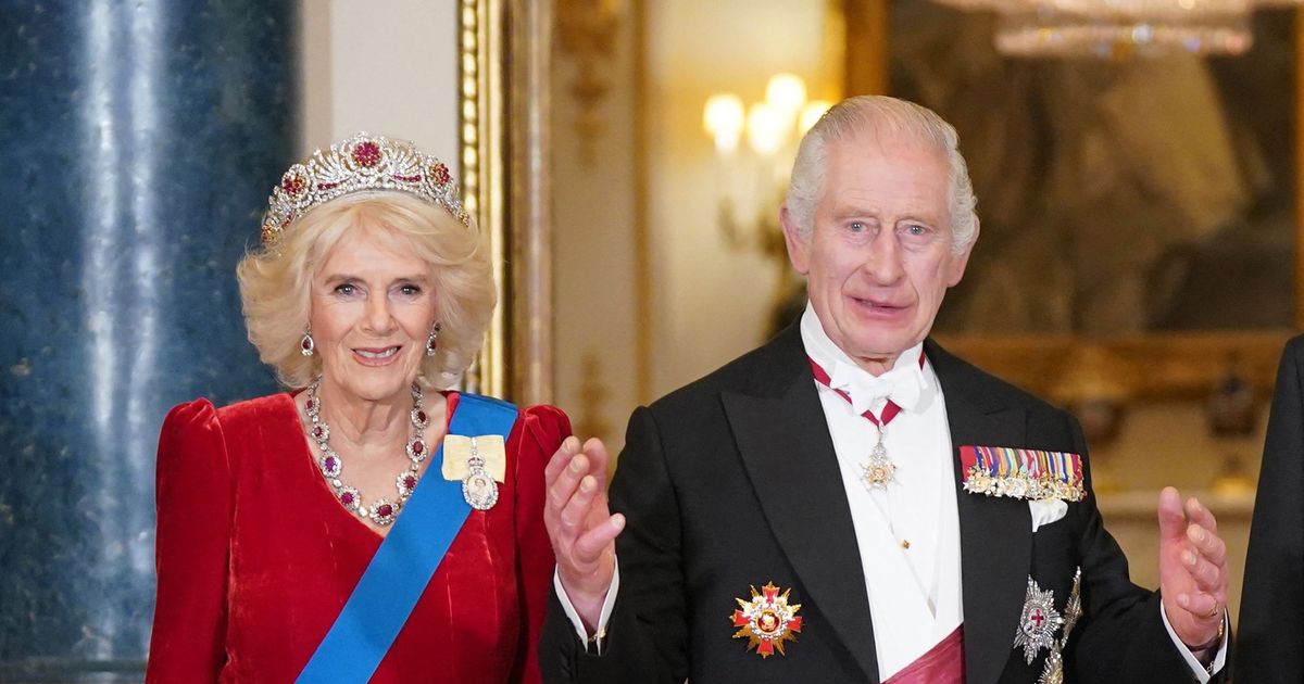 König Charles: Lacher bei Staatsbankett - Camilla glänzt mit Tiara ...
