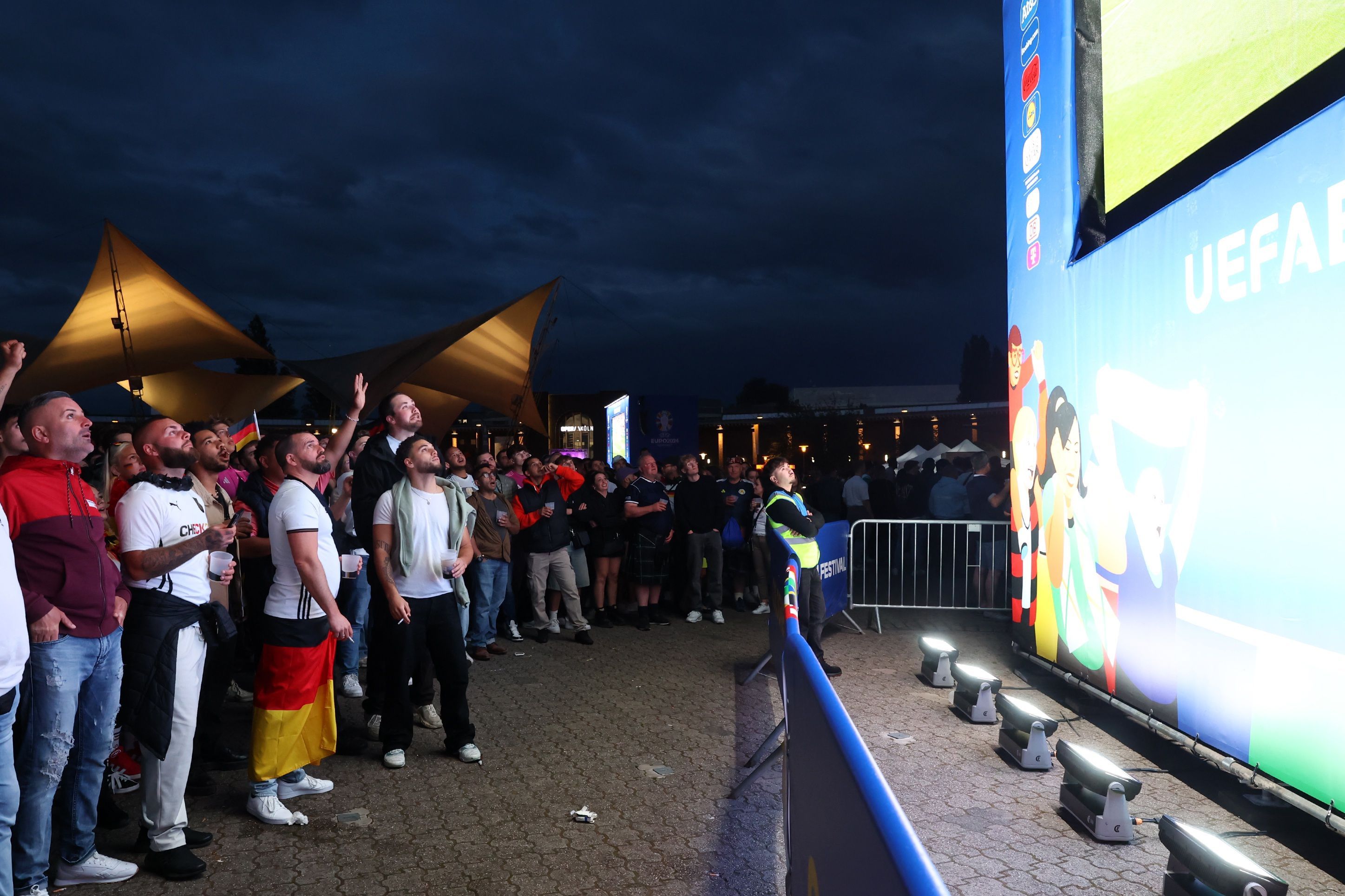 Public Viewing in Bildern: So feiert Köln den Auftaktsieg der deutschen ...
