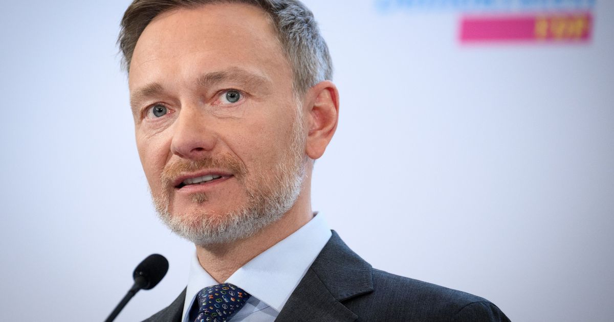 Im Partnerlook: Christian Lindner posiert mit Claudia Obert | Kölner ...