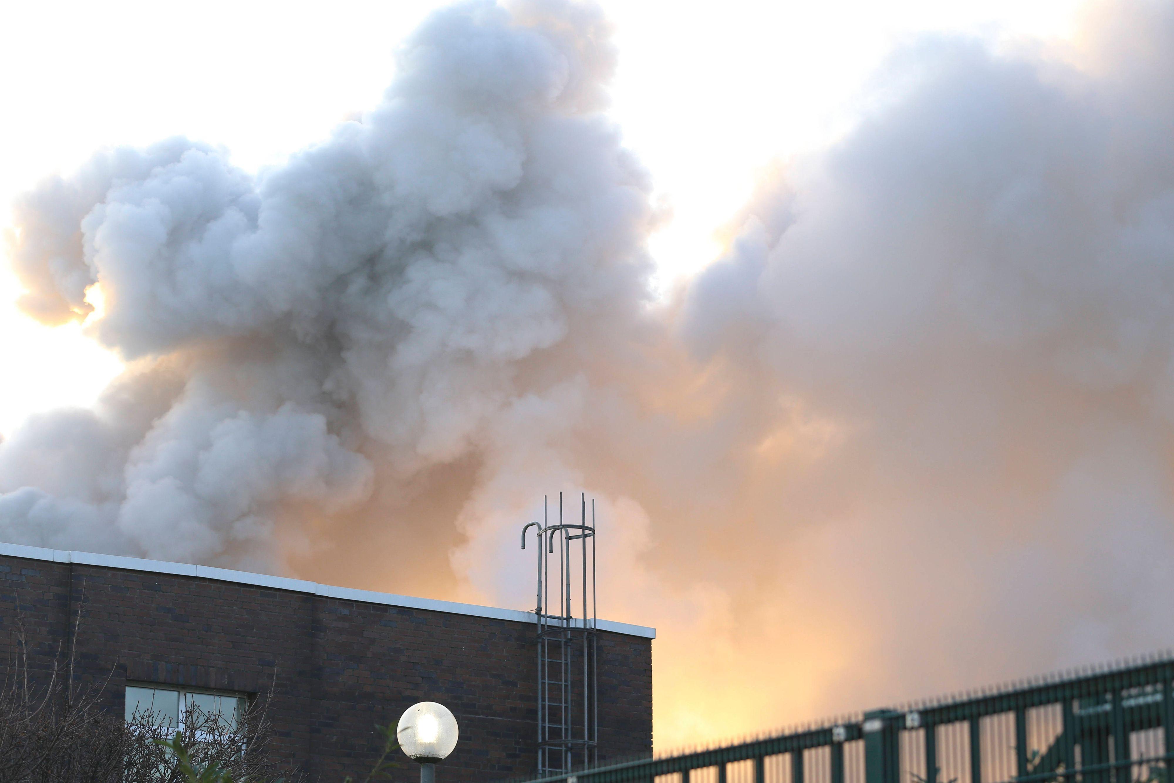 Krefeld: Rauch bis Düsseldorf – Hunderte Tonnen Metallschrott brennen ...