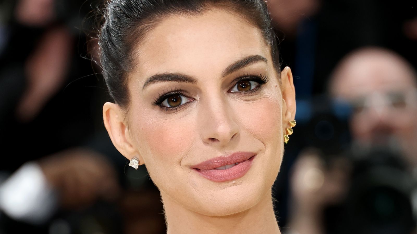 "Ich war zehn Jahre lang halbblind ": Anne Hathaway spricht erstmals ...