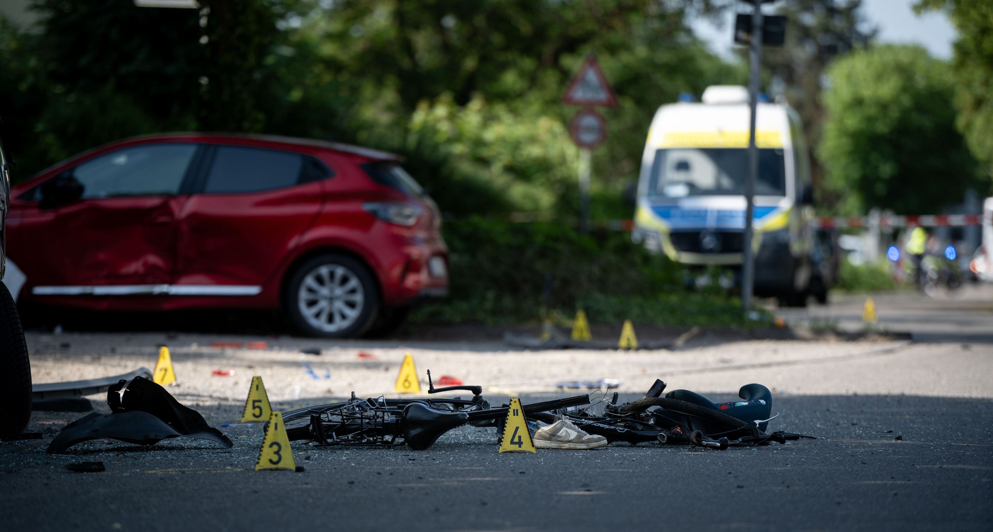 Auto erfasst Gruppe Kinder auf Schulweg in Dinslaken - Kind tot ...