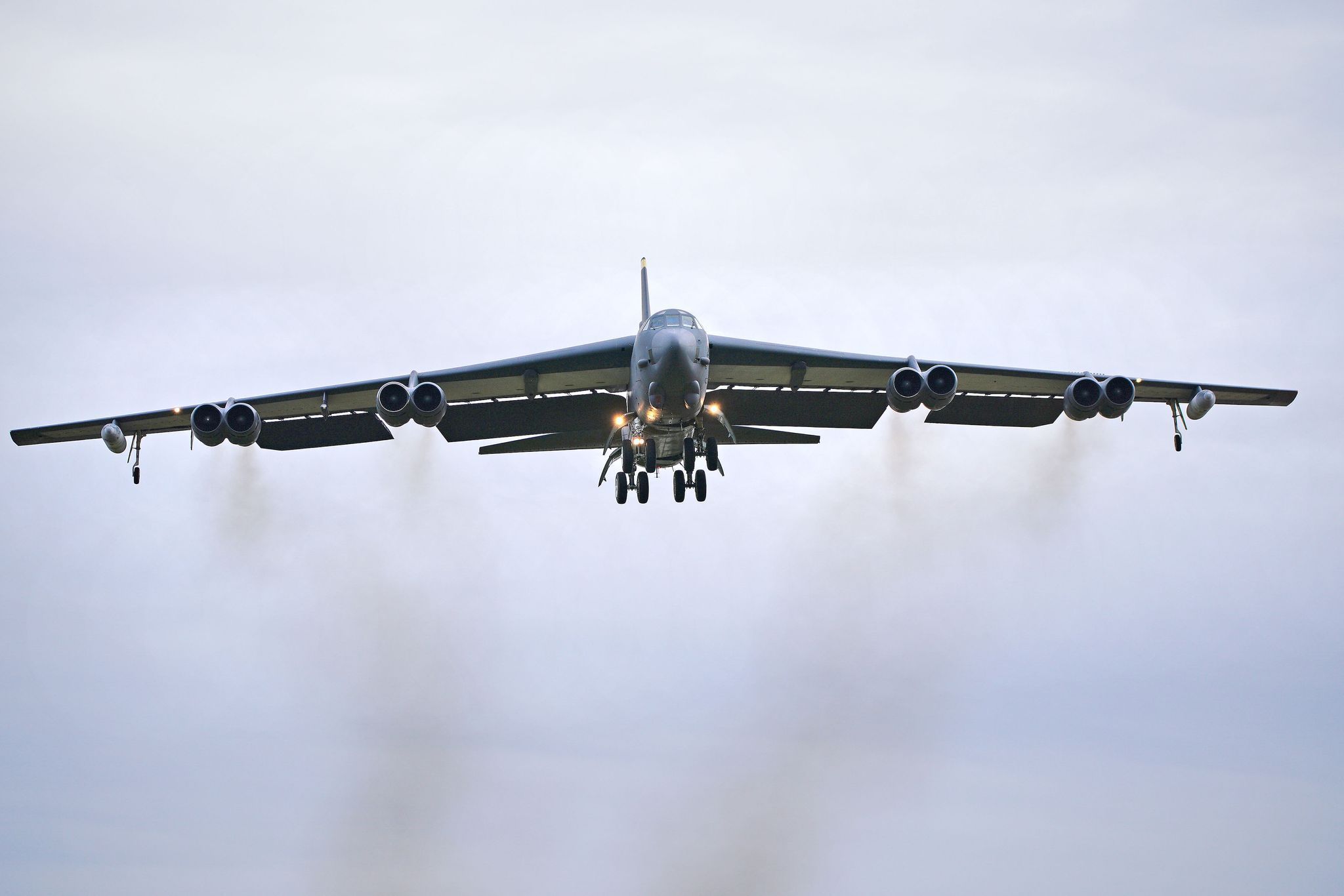 B-52 Bomber mit acht Insassen in Kalifornien abgestürzt – Keine ...