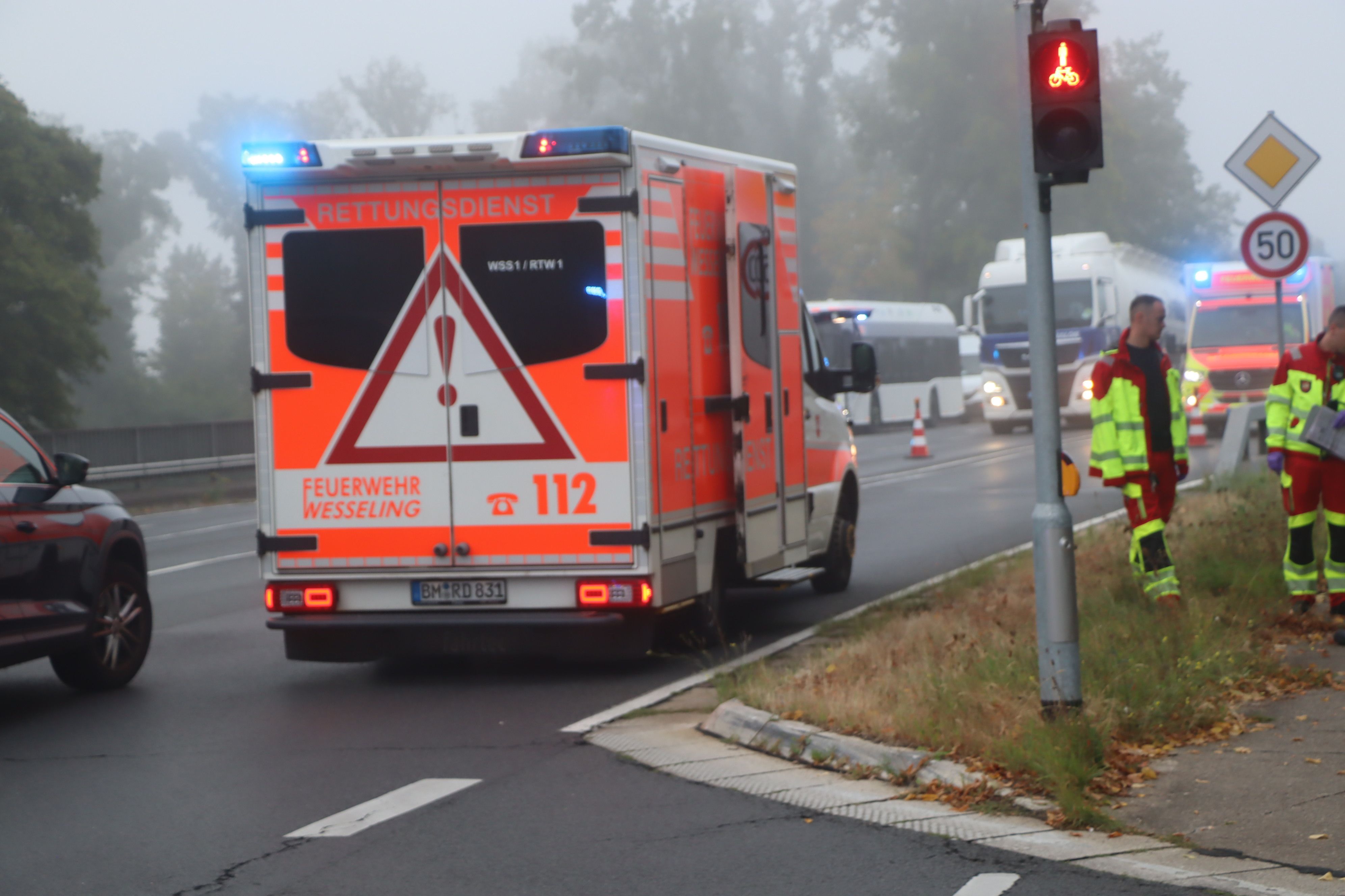 Wesseling: Straße nahe der A 555-Zufahrt nach Unfall gesperrt | Kölner ...