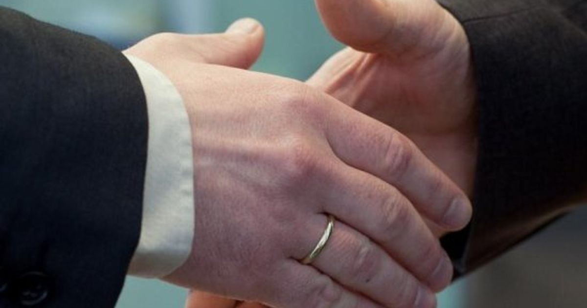 Verträge abschließen: Ist ein Vertrag per Handschlag gültig? | Kölner ...